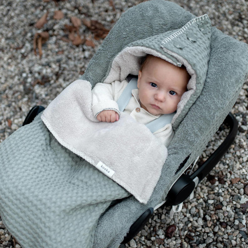 Koeka Oslo teddy autostoel voetenzak shadow green/soft sand | wehkamp