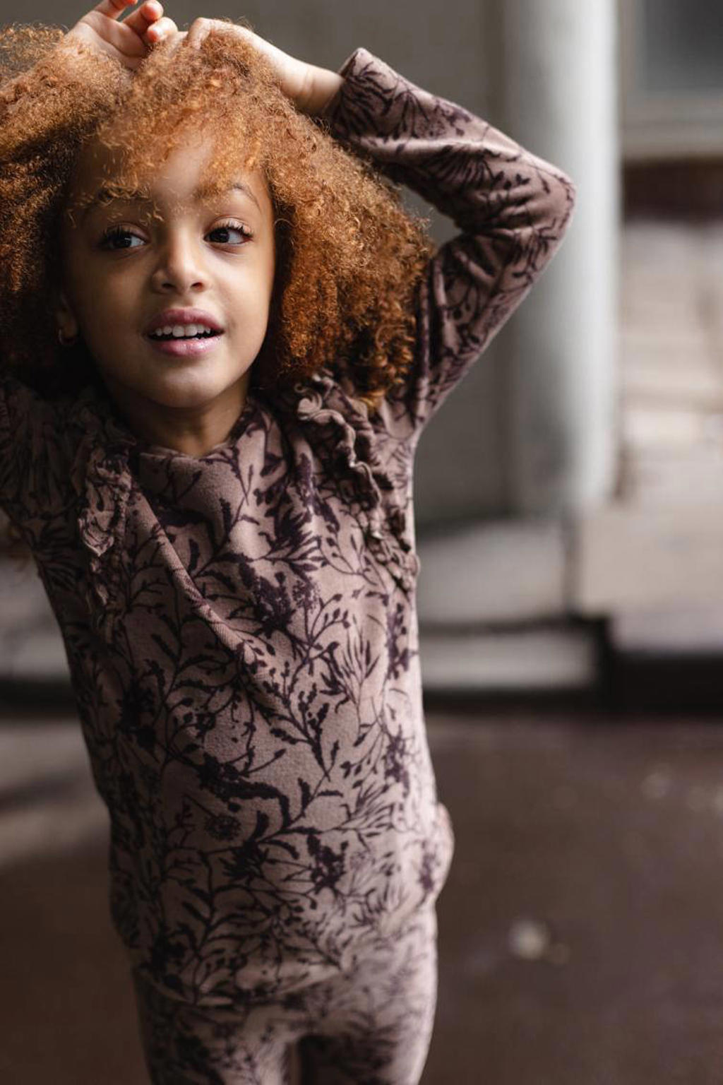 LEVV velours longsleeve Bes met all over print en ruches bruin | wehkamp