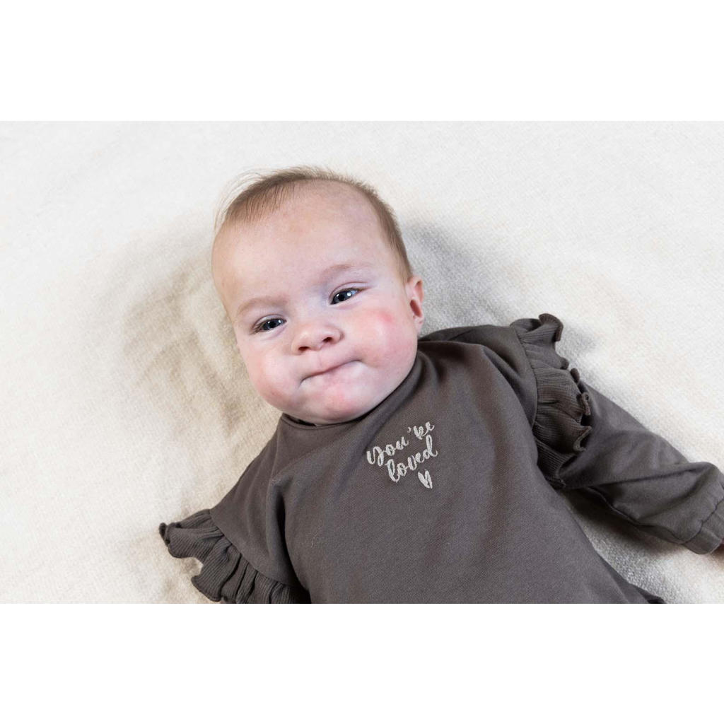 Quapi baby longsleeve RIVA met tekst en ruches donkerbruin | wehkamp