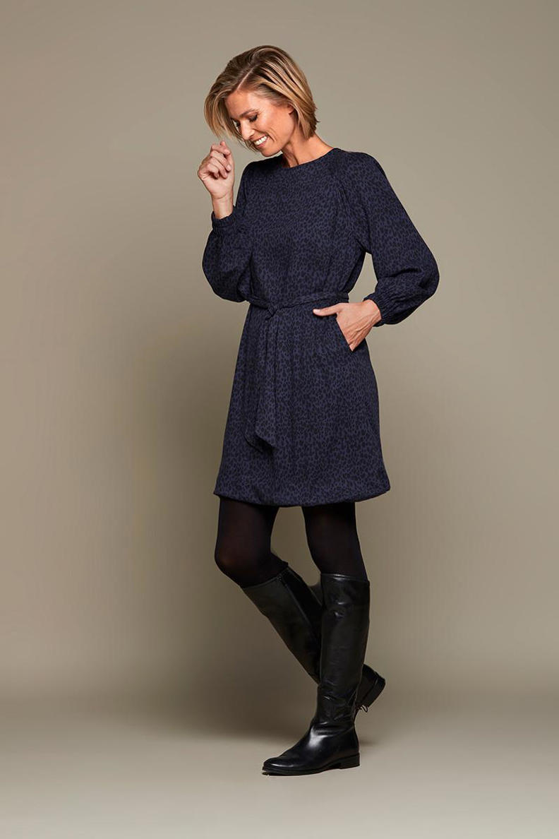 Mart Visser Caroline Tensen jurk Frejus met all over print en ceintuur ...