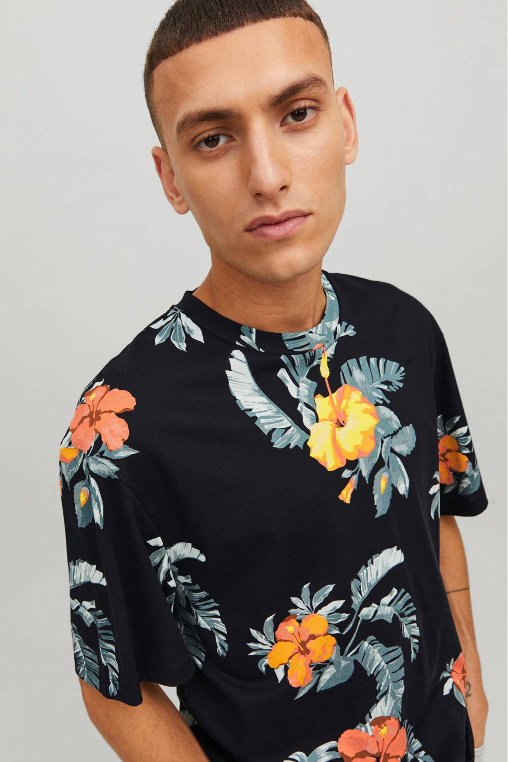 JACK & JONES ORIGINALS gebloemd regular fit T-shirt JORFLORES zwart ... JACK & JONES ORIGINALS gebloemd regular fit T-shirt JORFLORES zwart ...