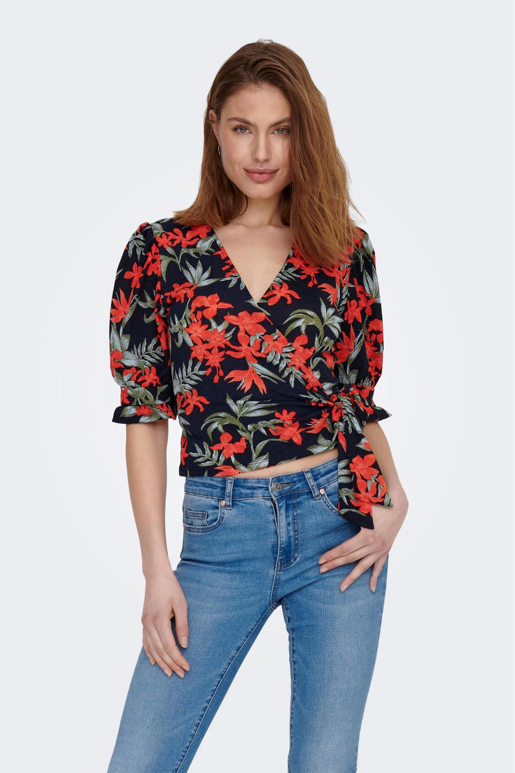 Wehkamp x ONLY Denise Anna's gebloemde overslag top ONLPELLA zwart ...