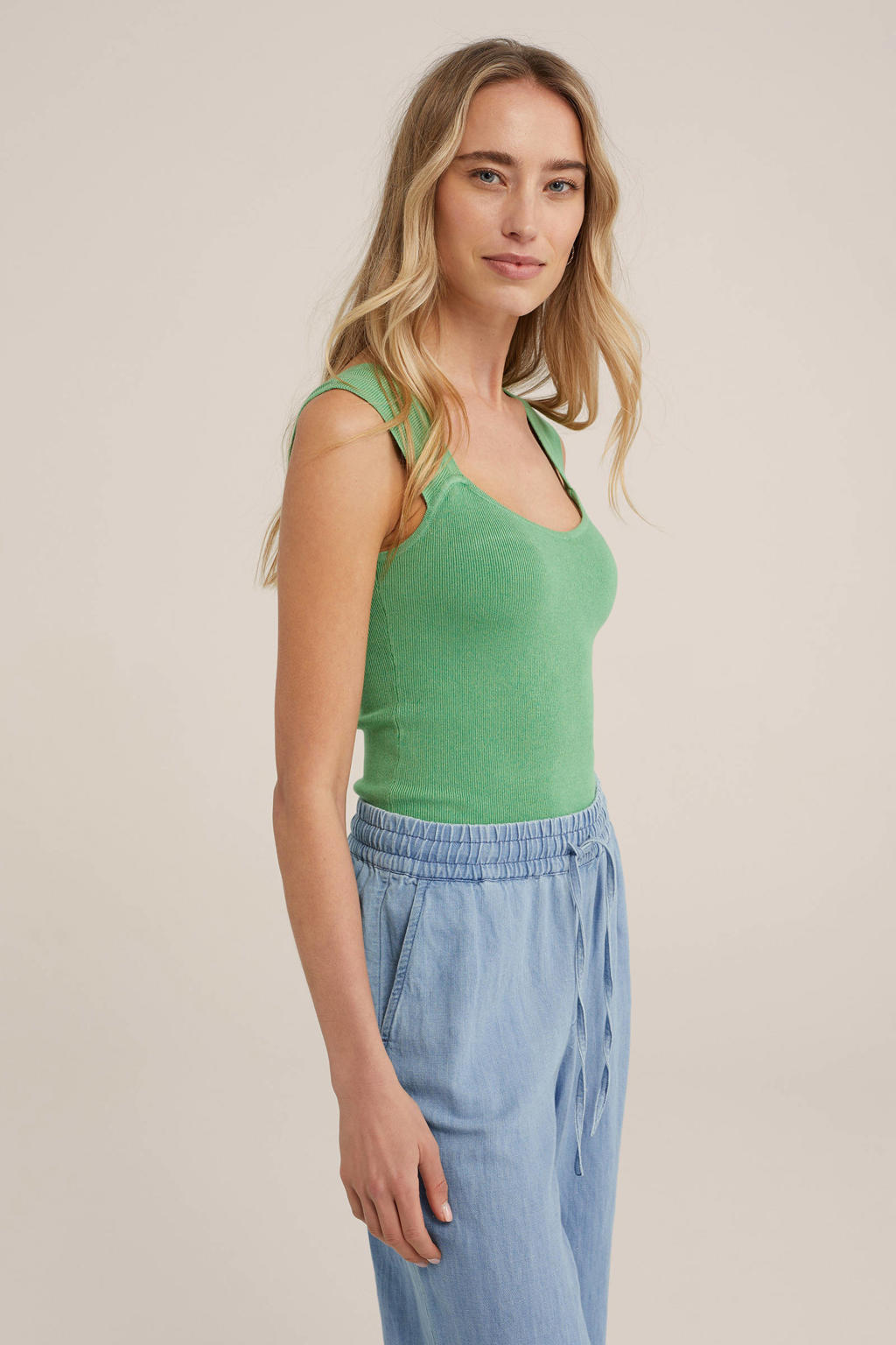WE Fashion ribgebreide top met open rug groen | wehkamp