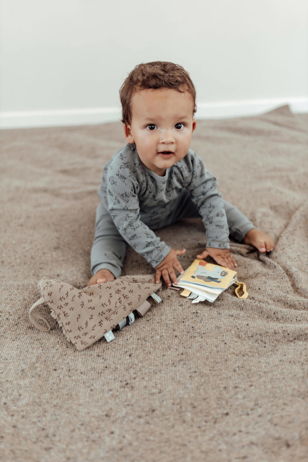 Snoozebaby baby knisperboekje geel | wehkamp