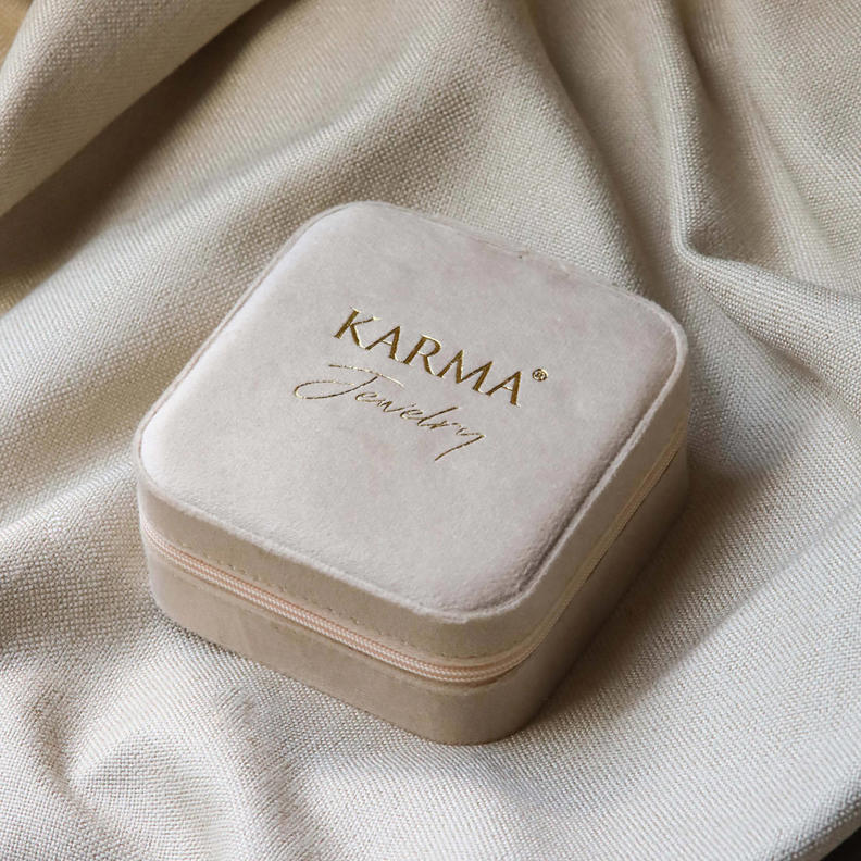 KARMA Jewelry vierkante fluwelen sieradendoos beige | wehkamp