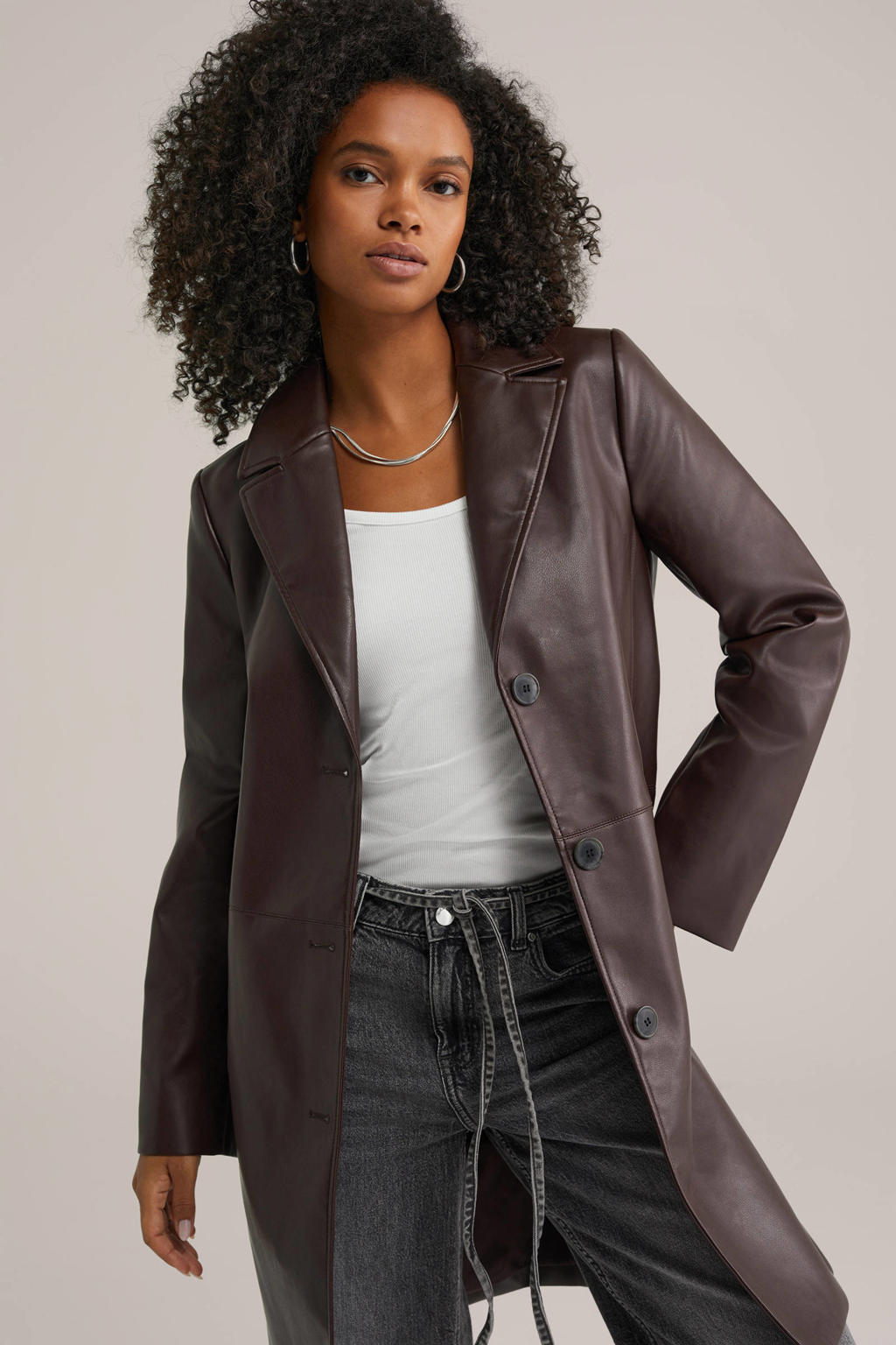 WE Fashion imitatieleren manteljas donkerbruin | wehkamp